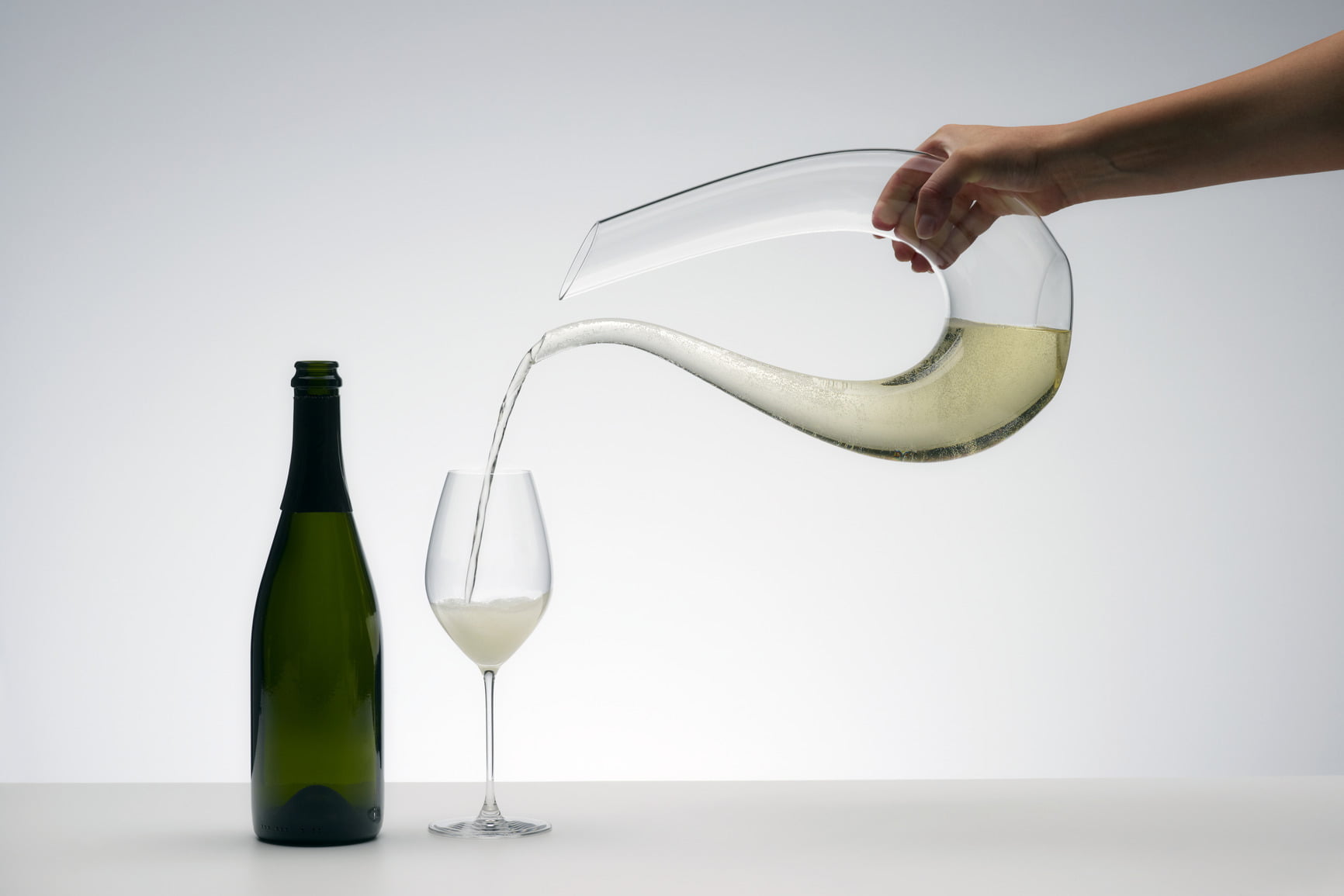 Het decanteren van wijn - Design & Wijn Amsterdam